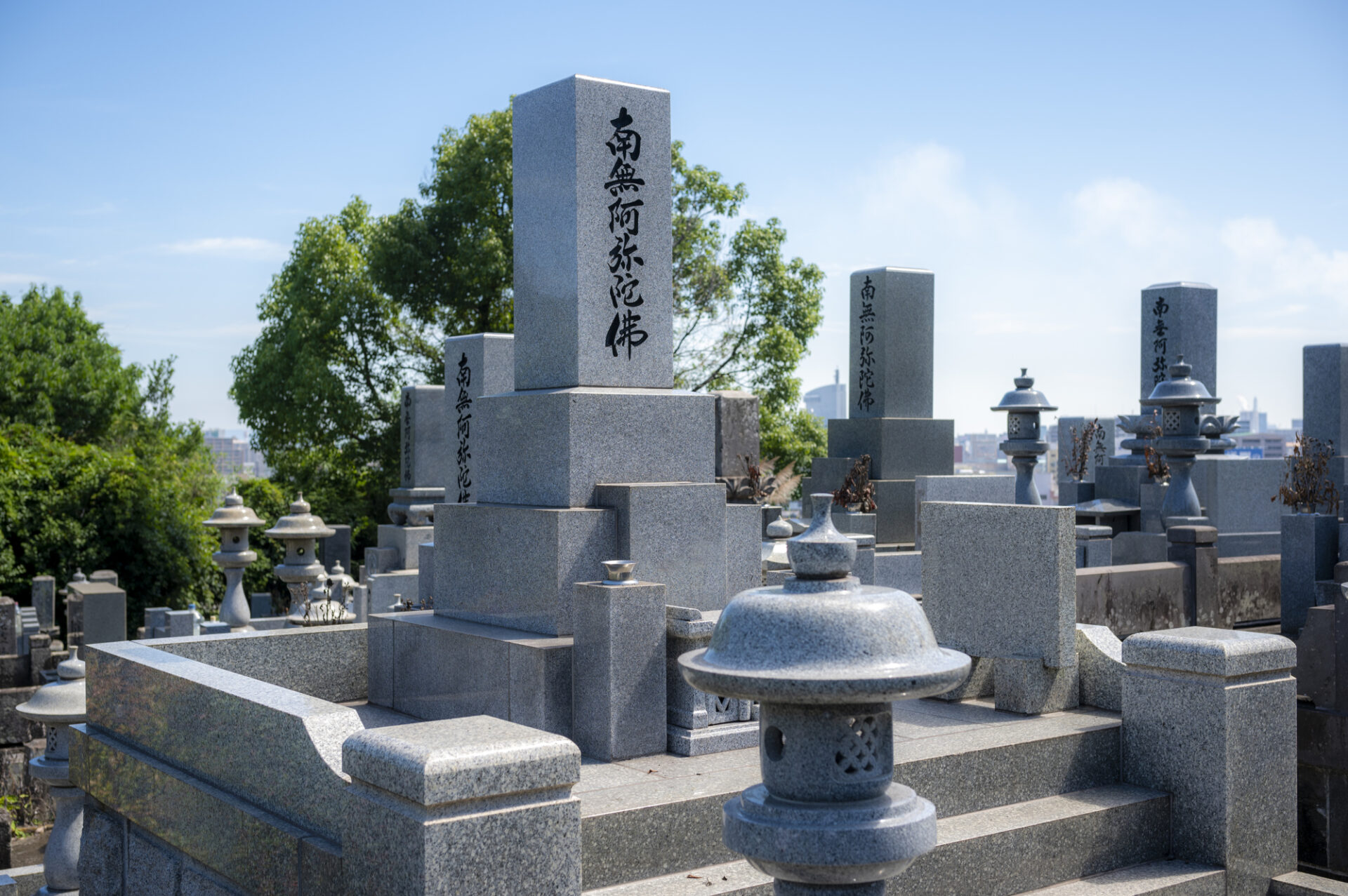 お墓は建てるべき？種類や費用などお墓の基礎知識について徹底解説 デザイン墓石・ガラスのお墓【光り墓】